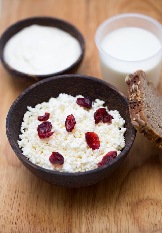 Melk, zure room, kwark stock afbeelding. Image of blad - 38979425