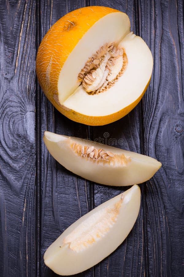 Melon jaune cru image stock. Image du dessert, cantaloup - 100247951