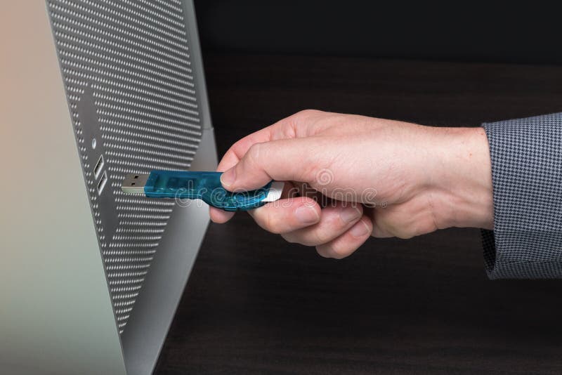 Memoria USB Azul Conectada Con Un Ordenador Gris Foto de archivo ...