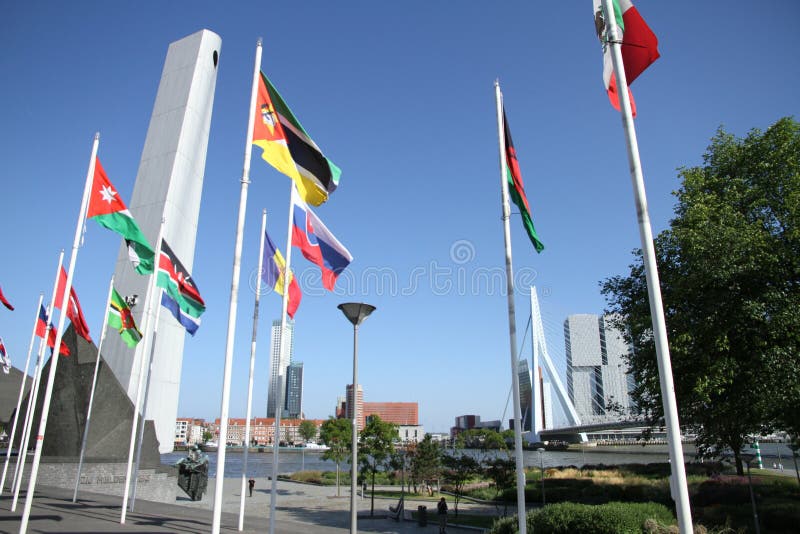 Erasmusbridge E Torre De Meuse Em Rotterdam Fotografia Editorial ...