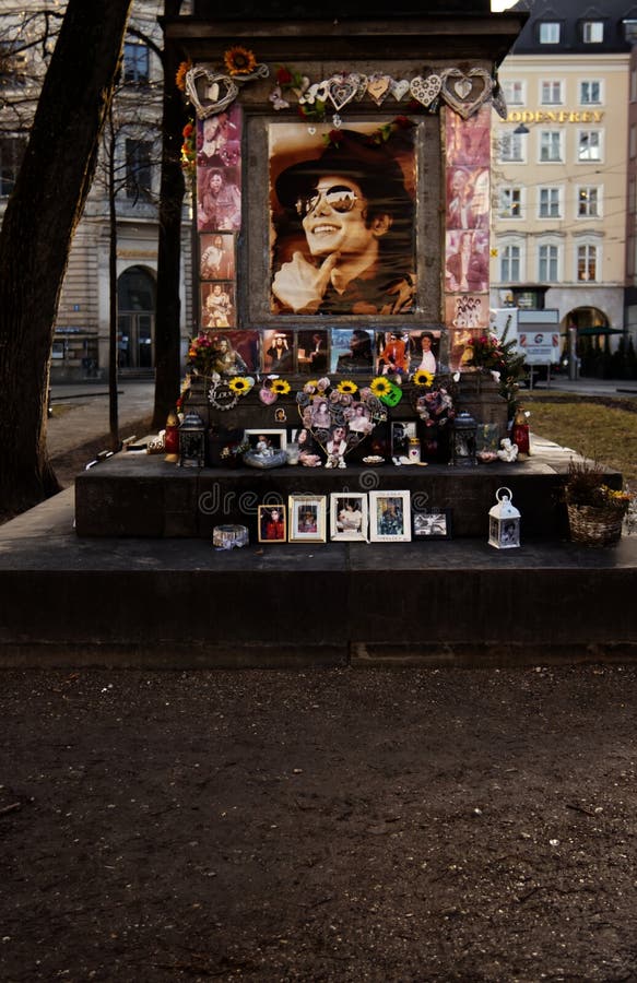Memorial To Michael Jackson Editorial Stock Image - Image of counting ...