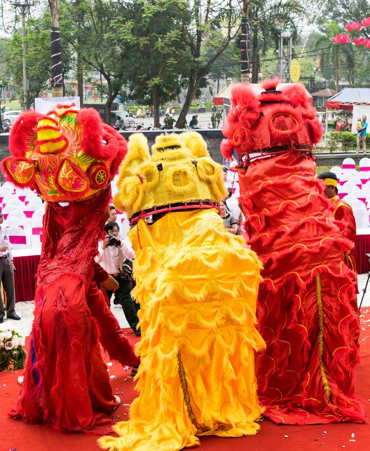Men Performs the Dance of Lion in Vietnames Editorial Stock Photo ...