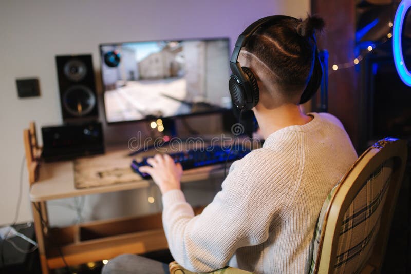 578 Streaming Microphone Playing Games Stock Photos - Free & Royalty ...