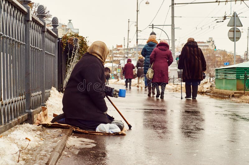 Un Pauvre Mendiant Dans La Tenue Traditionnelle Marocaine De Djellaba ...