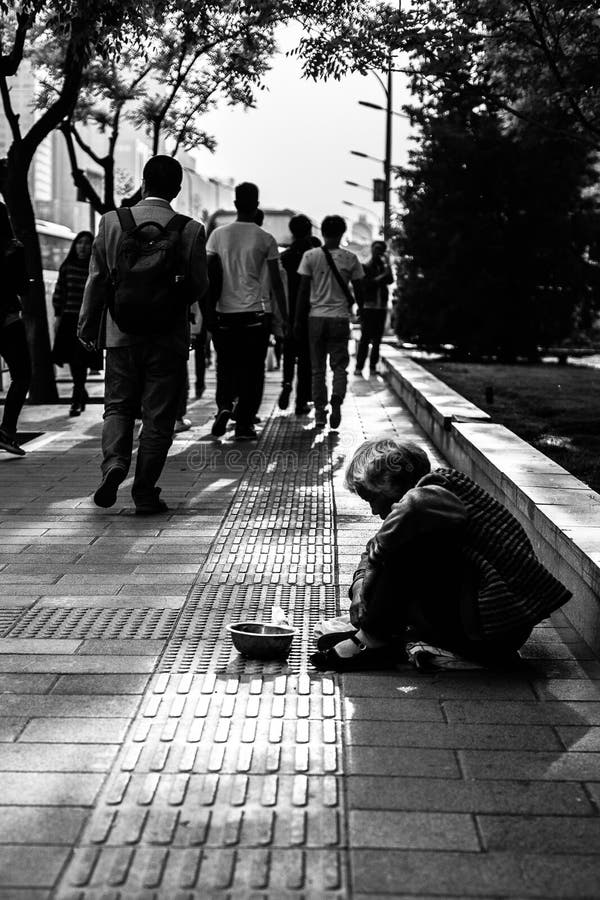 Mendiants beggaring image éditorial. Image du gens, rien - 70592395