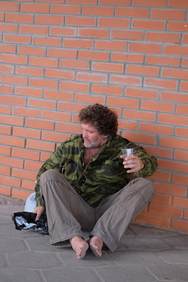 Mendigo imagen de archivo. Imagen de abajo, siéntese - 56162489