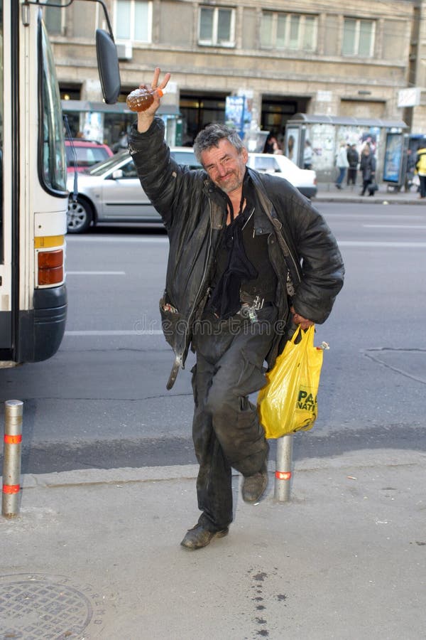 Mendigo en la calle foto editorial. Imagen de pobre, hambriento - 28231686