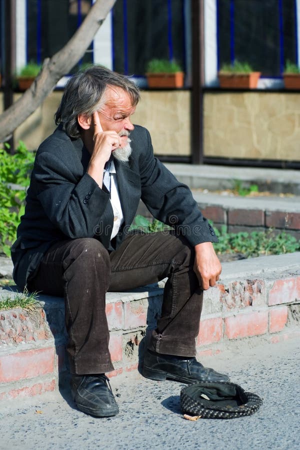 Mendigo Anciano Congelado Fuera Bebiendo Agua Caliente Para Calentarse ...