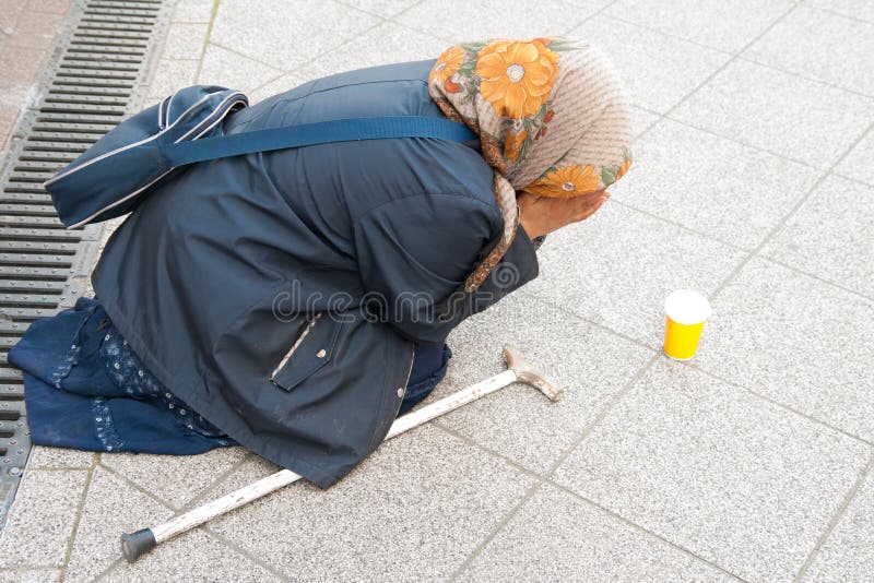 Mendigo na rua foto de stock editorial. Imagem de crise - 40102753
