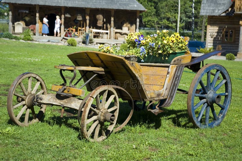 Meneo viejo con las flores foto de archivo. Imagen de rueda - 930728