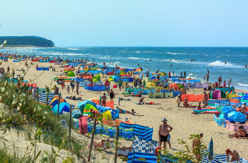 Menge Auf Dem Strand-Polen-baltischen Meer Redaktionelles Bild - Bild ...