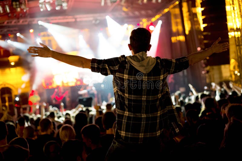 Das Publikum, Welches Das Konzert Auf Stadium Ein Konzert Im Freien ...
