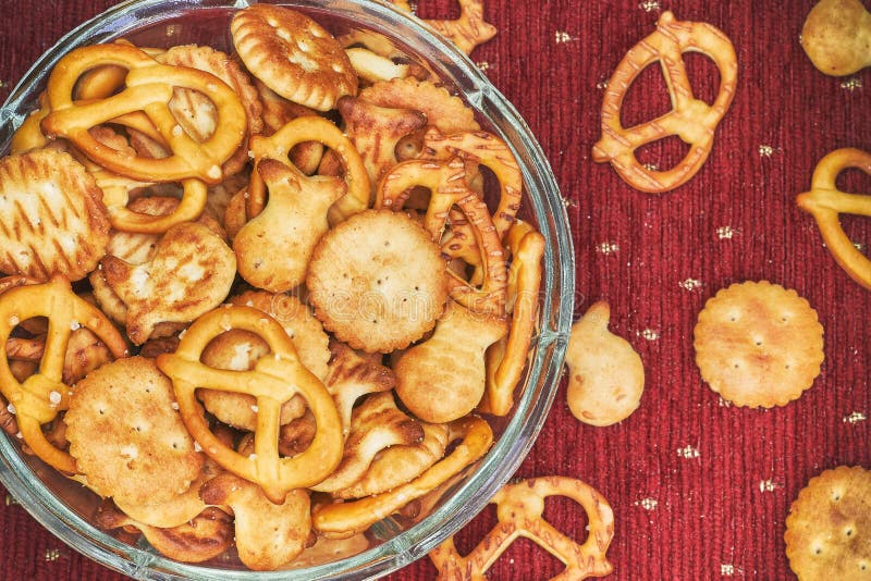 Mengeling van zoute snacks stock foto. Image of gouden - 80022586