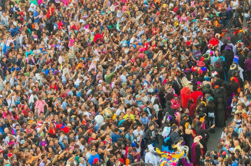 Menigte Van Mensen Bij Dag Van De Dode Parade in Mexico-City ...