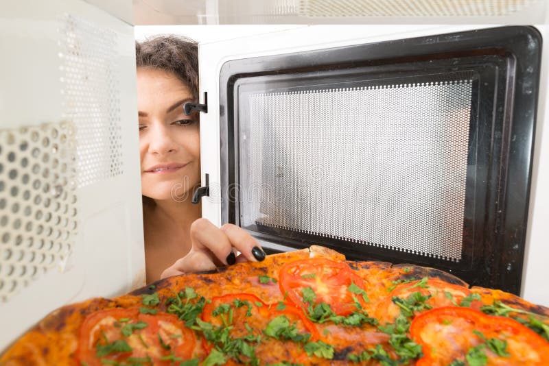 A Menina Abre Uma Micro-ondas Imagem de Stock - Imagem de doméstico ...