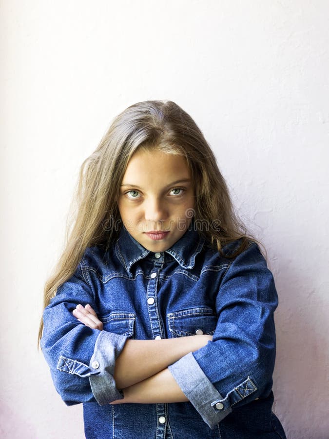 Menina Adolescente Loura Bonito Com Um Olhar Astuto Foto de Stock ...