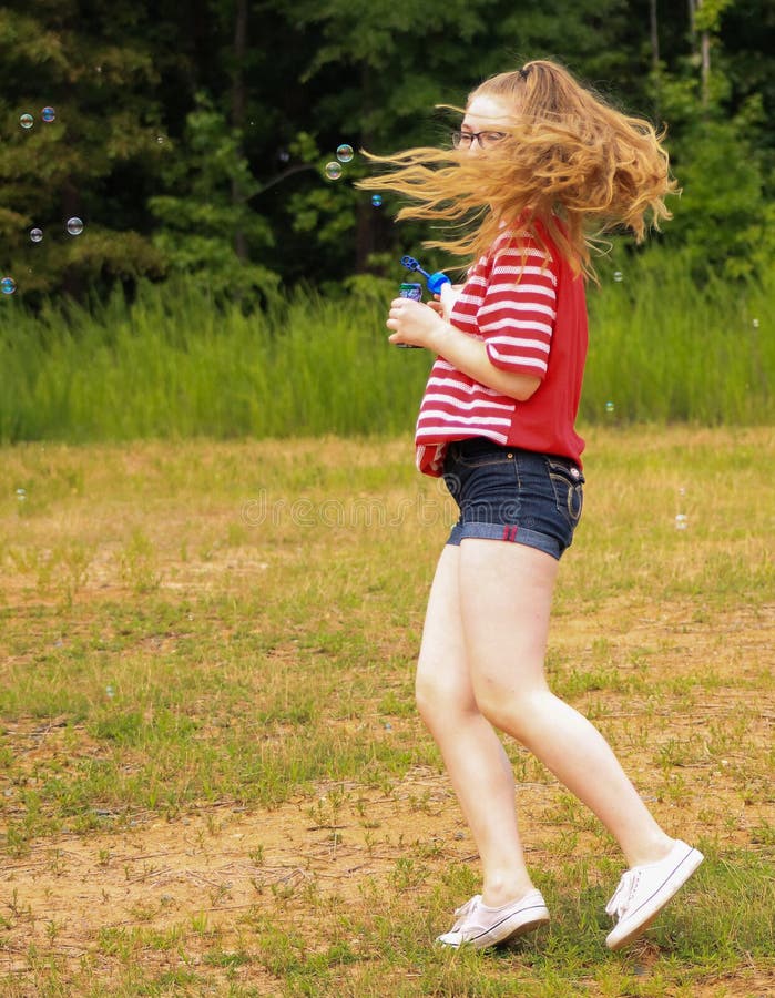 A Menina Adolescente Rodopia Com Bolhas Imagem de Stock - Imagem de ...