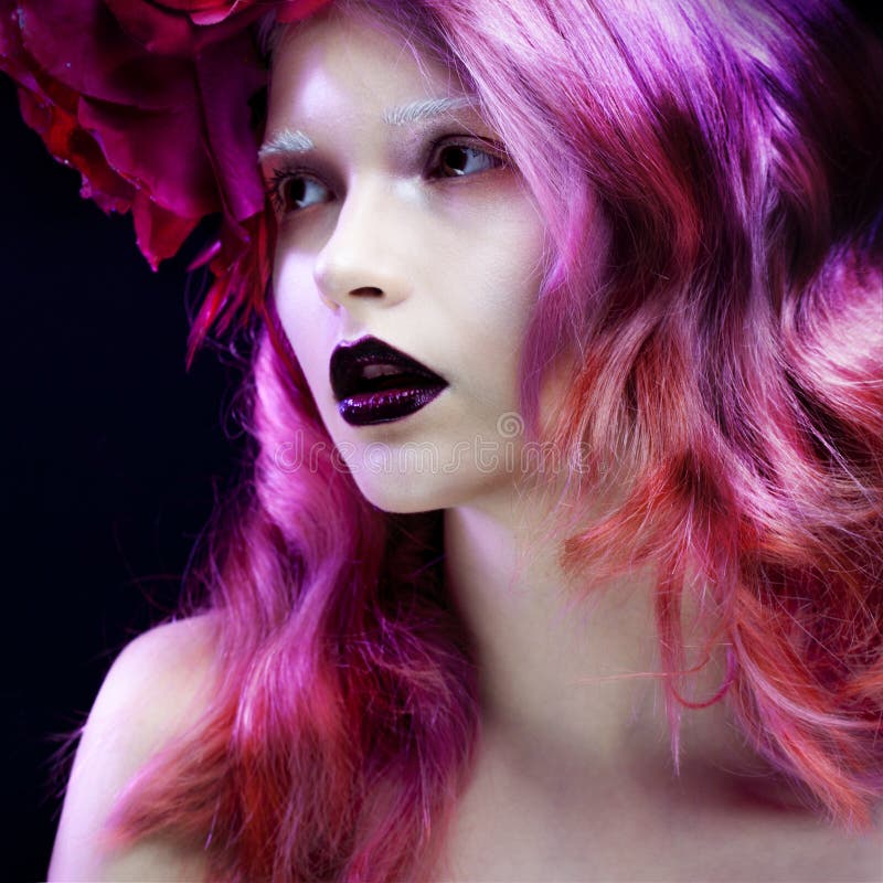 Menina Bonita Com Cabelo Cor-de-rosa, Grande Flor Cor-de-rosa Foto de ...