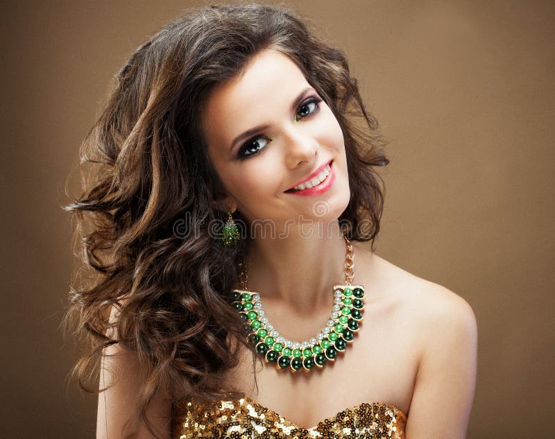 Menina Bonita Com Cabelo Ondulado Longo Morena Com Penteado