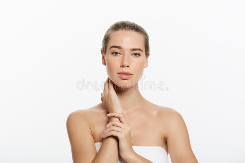 Menina Bonita Com O Cabelo Do Marrom Escuro Fixado Atrás, Os Olhos ... Menina Bonita Com O Cabelo Do Marrom Escuro Fixado Atrás, Os Olhos ...