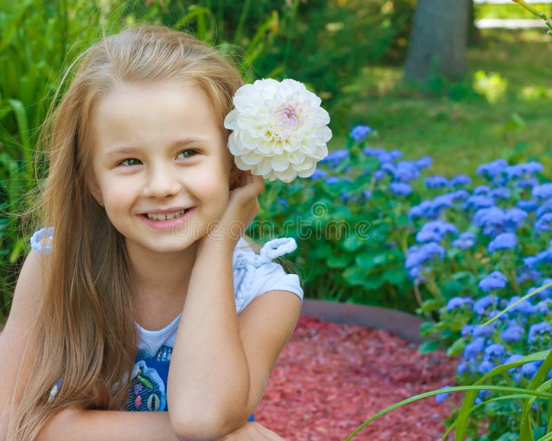 Rapariga Fofa Com Flor No Cabelo Foto de Stock - Imagem de felicidade ...
