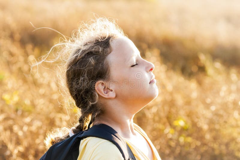 A Menina Cheira O Ar Fresco Imagem de Stock - Imagem de cheiro ...