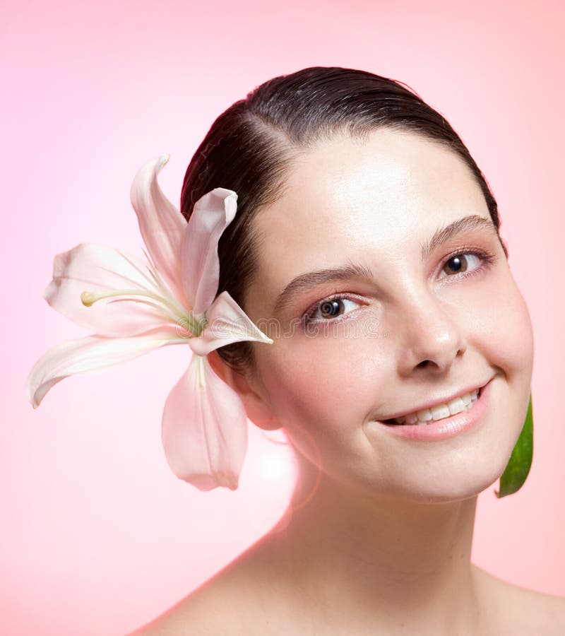 Menina Com a Flor Cor-de-rosa No Cabelo Foto de Stock - Imagem de pele ...