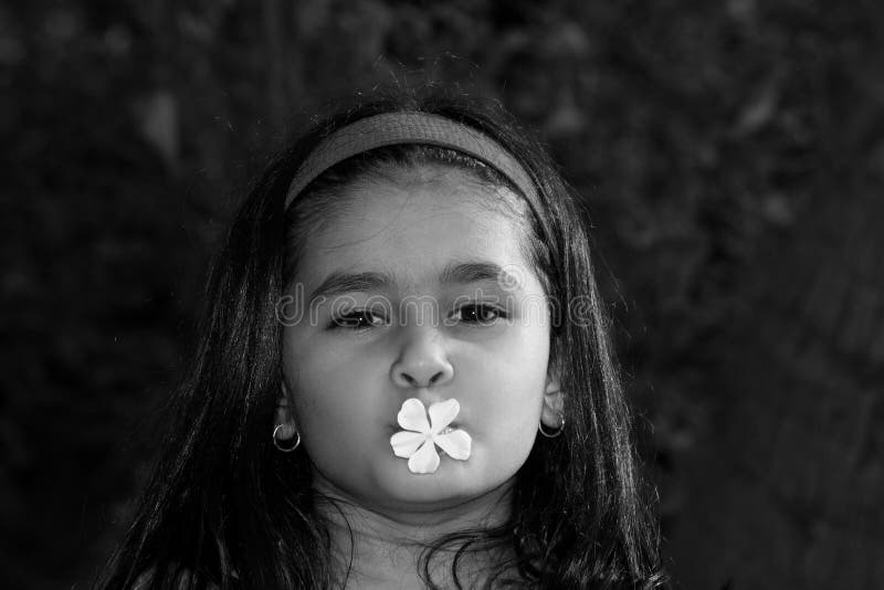 Menina com a flor na boca foto de stock. Imagem de florescer - 4932768