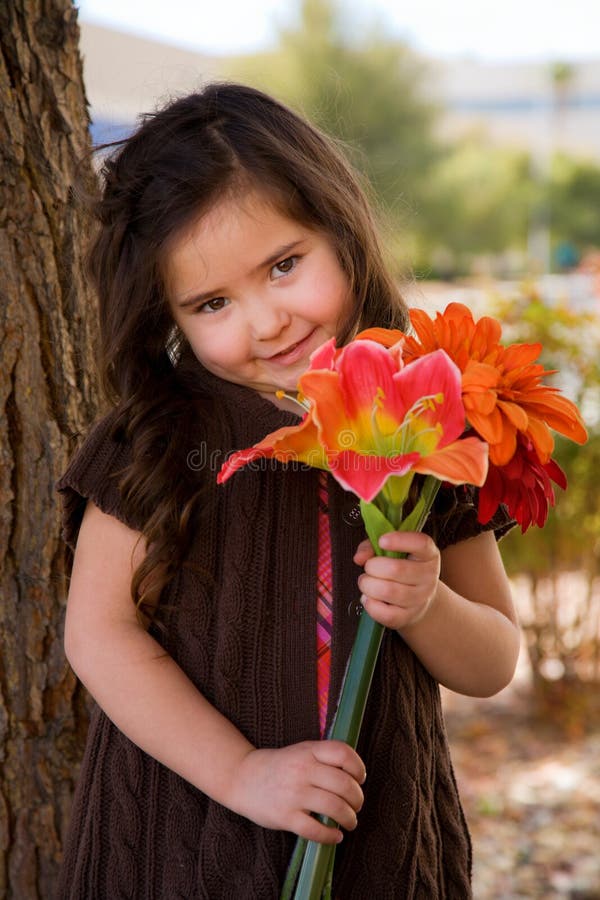 Menina com flores foto de stock. Imagem de alegria, feliz - 10304384