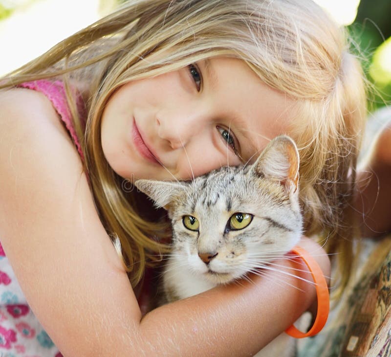 Menina com gato imagem de stock. Imagem de nave, cara - 49974411