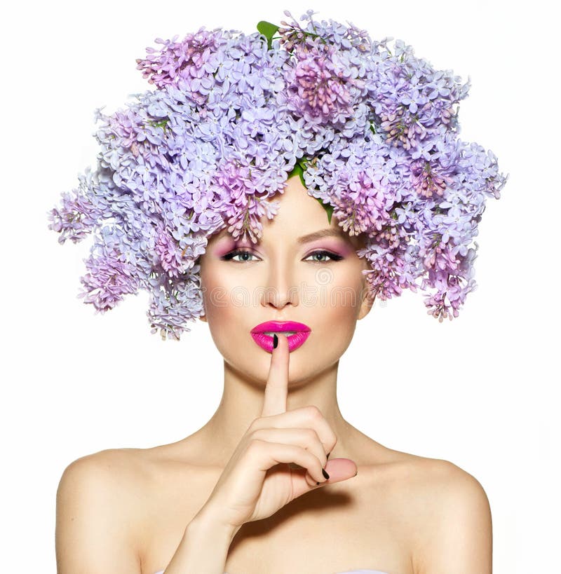 A Menina Com Lilás Floresce O Penteado Imagem de Stock - Imagem de cabelo, lindo: 54770921