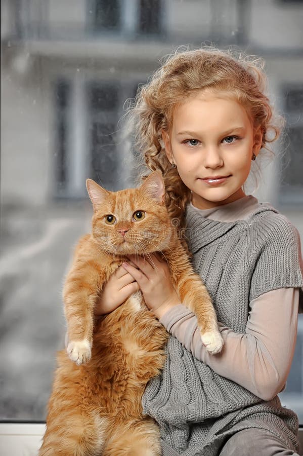 Menina Com Um Gato Vermelho Foto de Stock - Imagem de gato, gatos: 29222636