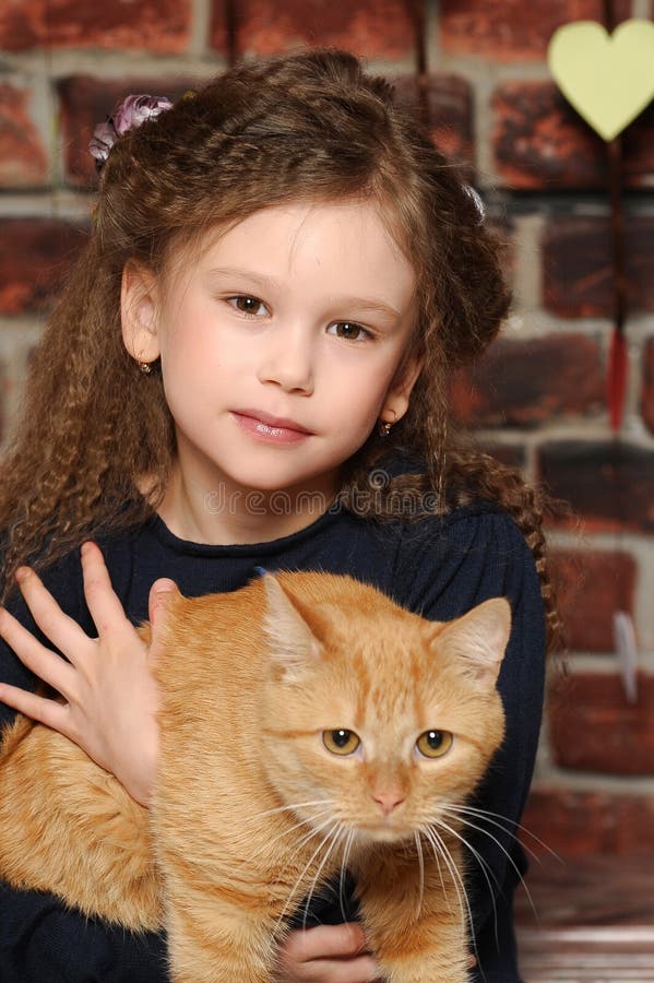 Menina Com Um Gato Vermelho Foto de Stock - Imagem de ouro, bebê: 31693388