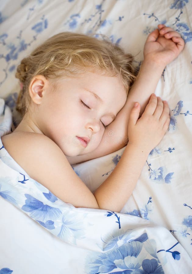 A Menina Da Criança Está Dormindo Foto de Stock - Imagem de bedtime ...
