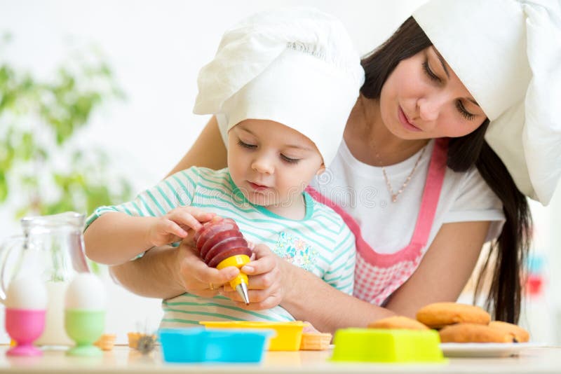 Fazendo Cookies Da Massa Rolada Da Cookie Foto de Stock - Imagem de ...