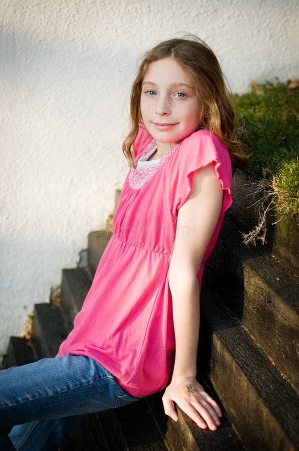 Menina da idade do Tween imagem de stock. Imagem de caucasiano - 55522525