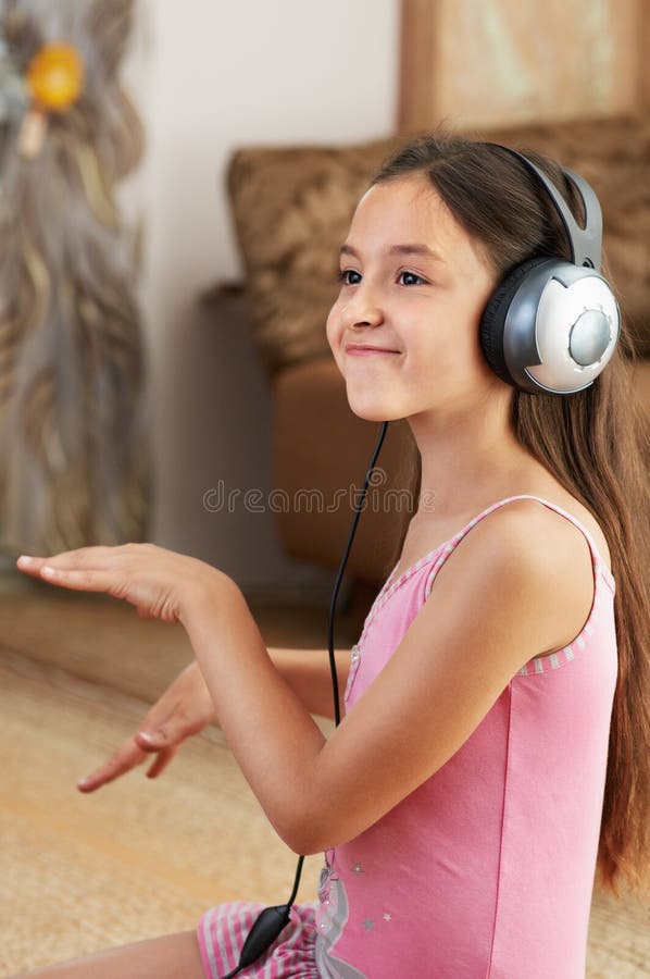 O Menino Está Escutando a Música Foto de Stock - Imagem de menino ...