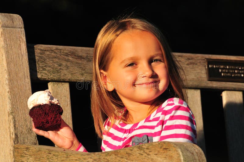 Menina Feliz Que Come Um Queque Imagem de Stock - Imagem de menina ...