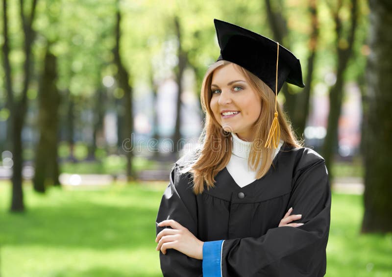 Menina graduada de sorriso imagem de stock. Imagem de casaco - 19625677