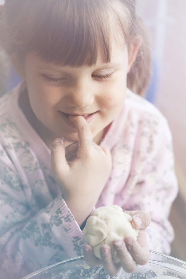 A Menina Lambe Uma Massa Do Dedo Foto de Stock - Imagem de massa ...