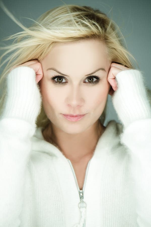 Menina loura bonita imagem de stock. Imagem de alegria - 12961347