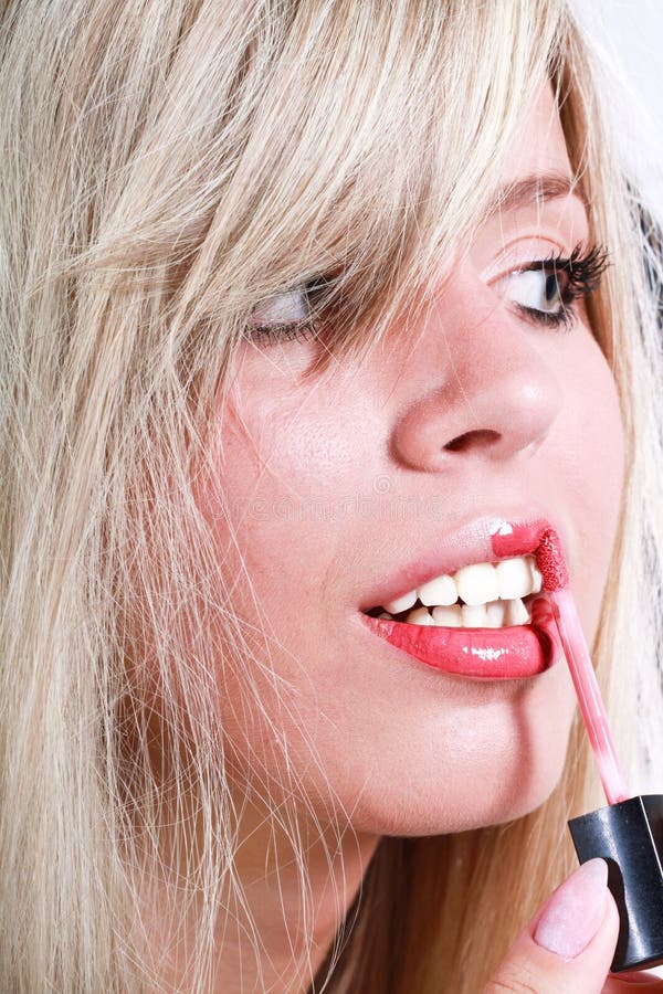 Menina Loura Que Compo Seus Bordos Com Lipgloss Foto de Stock - Imagem ...