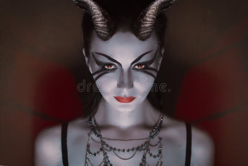 Menina Moreno Com Chifres Vermelhos, Diabo Doce, Foto de Stock - Imagem ...