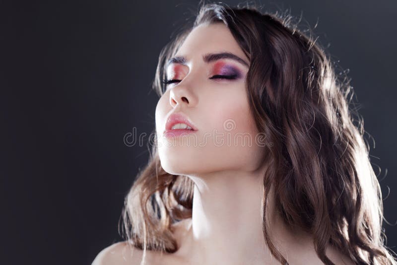 Menina Moreno Nova Bonita Com Cabelo Ondulado Longo Penteado