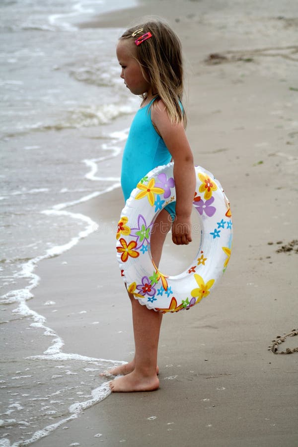 Rapariga Na Costa Do Mar Báltico Foto de Stock - Imagem de meninas ...