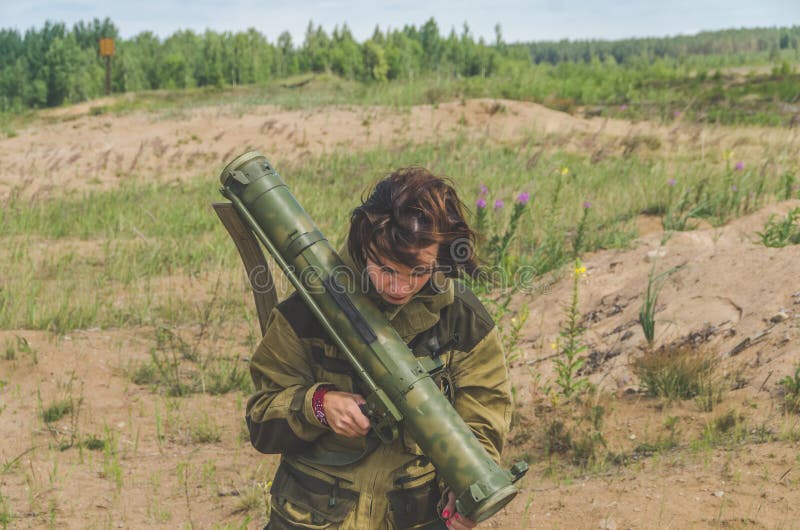 Menina No Uniforme Com Uma Bazuca Foto de Stock - Imagem de granada ...