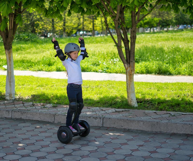 A Menina Pequena Aprende Montar O Mini Hoverboard Bonde Imagem de Stock ...