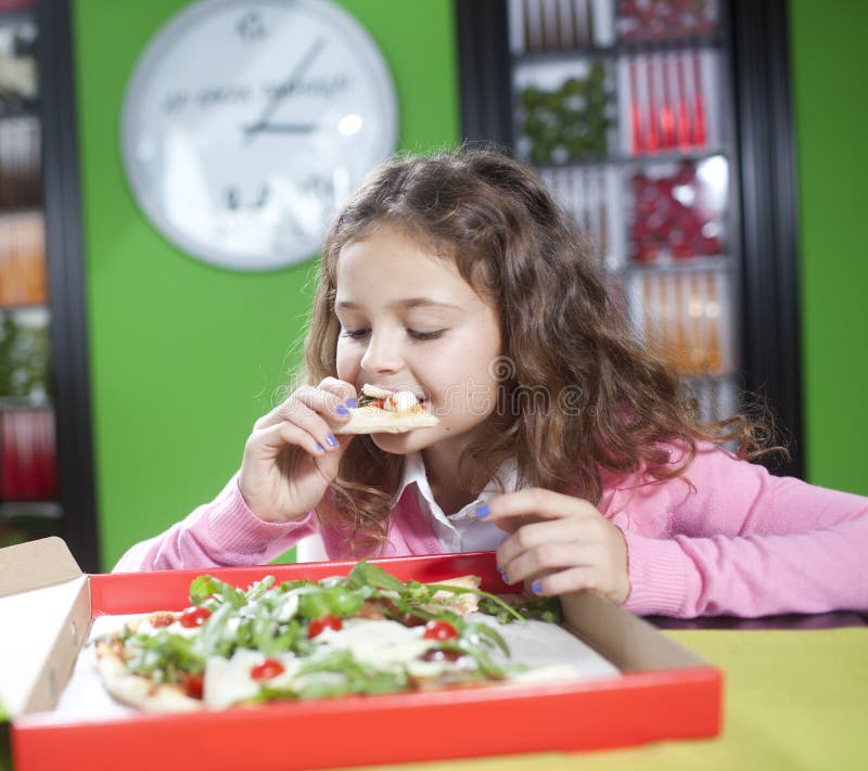 Menina que come a pizza foto de stock. Imagem de gordo - 35590298
