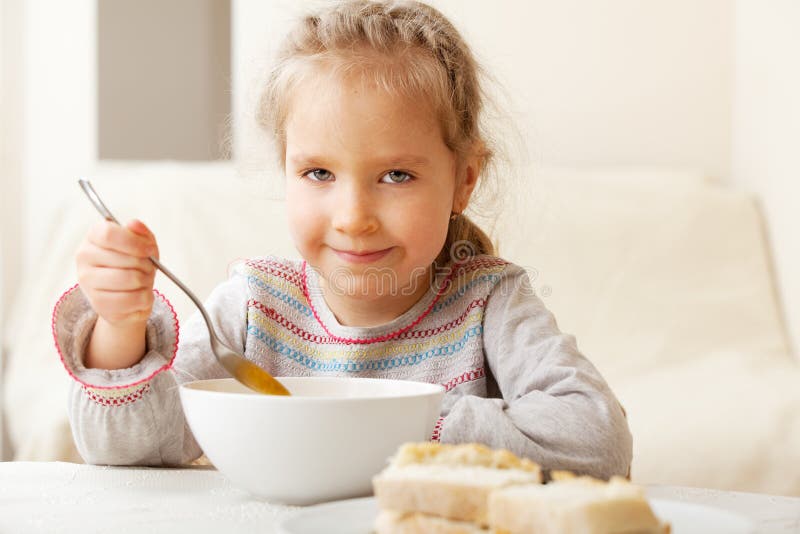 Menina que come a sopa foto de stock. Imagem de casa - 23528556