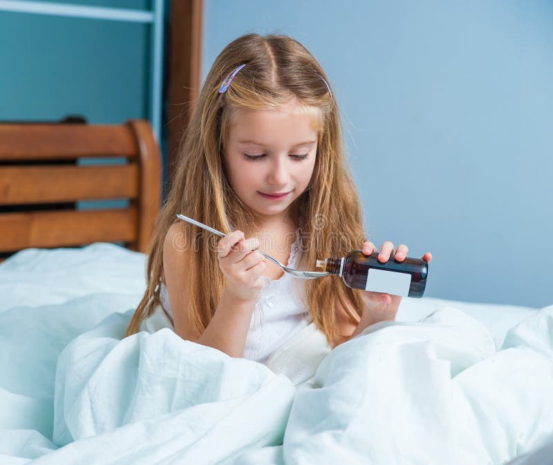 As Pessoas Idosas Para Beber O Xarope Da Tosse Imagem de Stock - Imagem ...